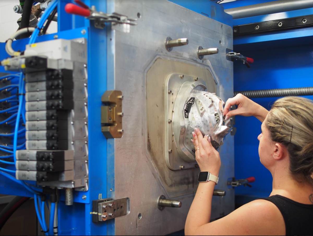 ABUSファクトリーツアー：ヘルメット編 - ABUS アブス 公式サイト